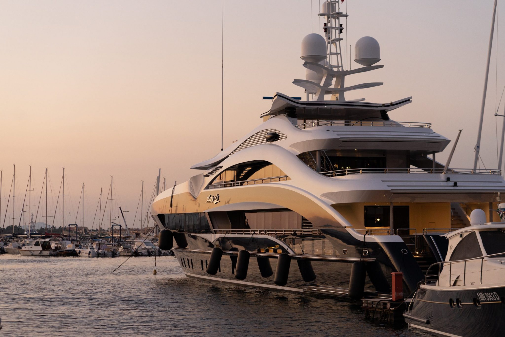 6 Types of Boats You Can Live On: The Ultimate Guide