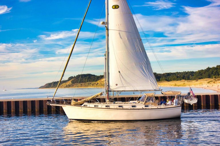 Cutter Rigged Sailboats [GUIDE] Advantages, Sailing, Options & Features