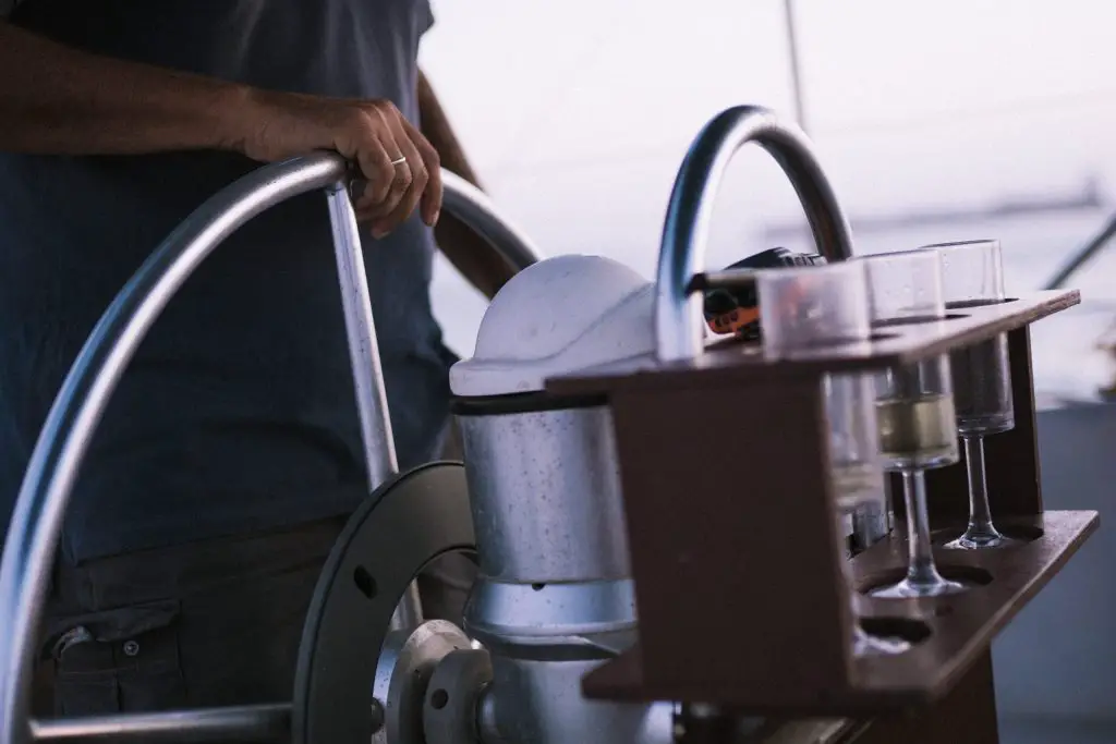 6 Best Sailboat Autopilot Systems