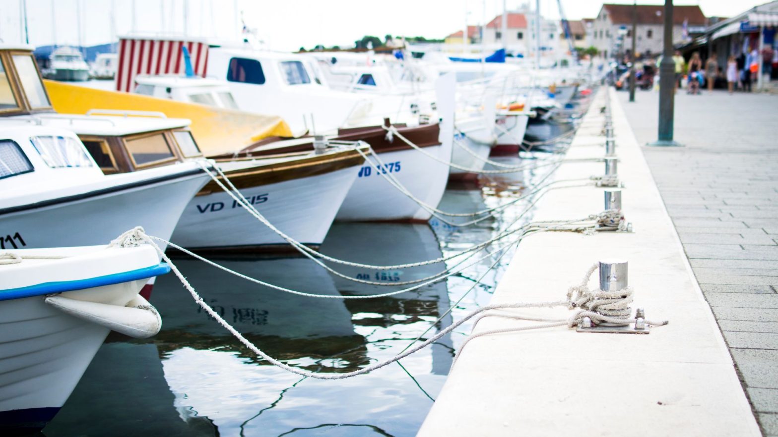 All Your Questions About Living On a Boat in a Marina Answered - What's ...