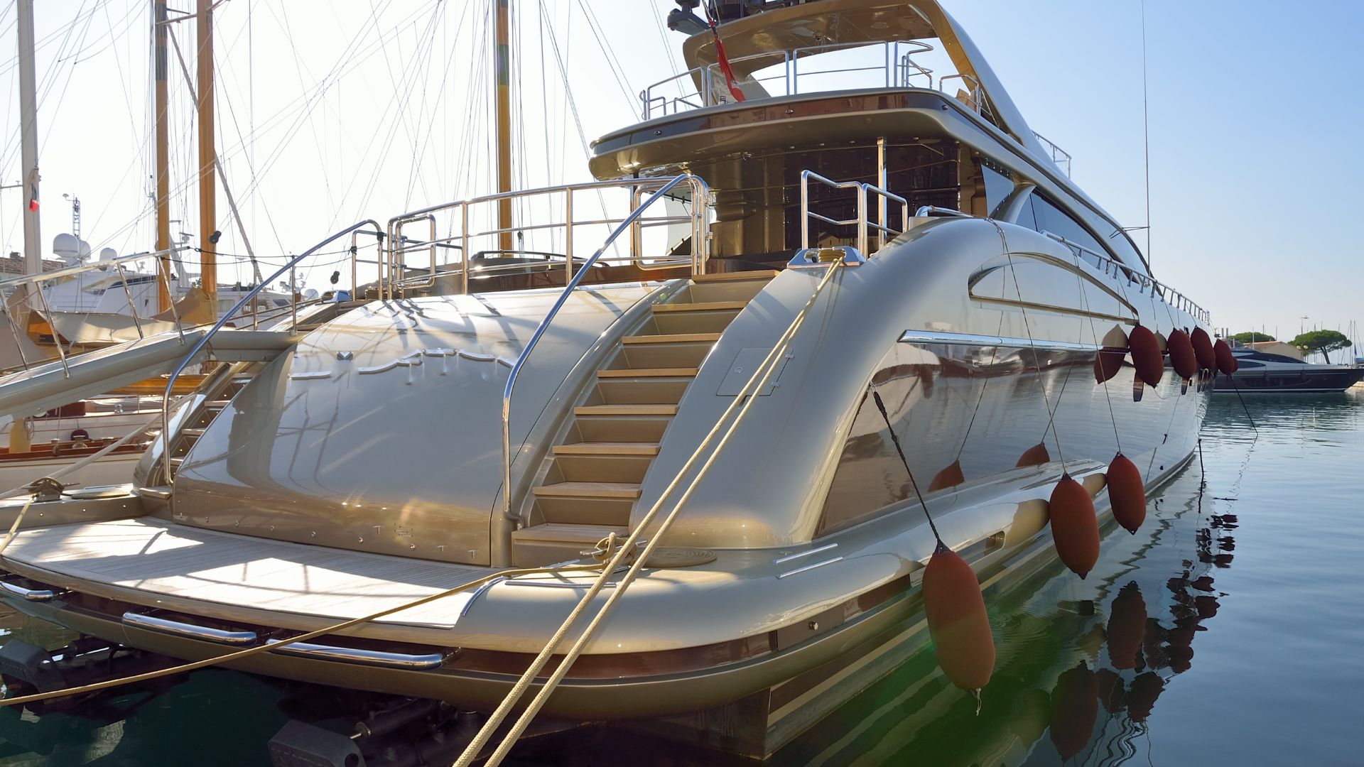 Top 18 Boats with Living Quarters for Water-Loving Adventurers