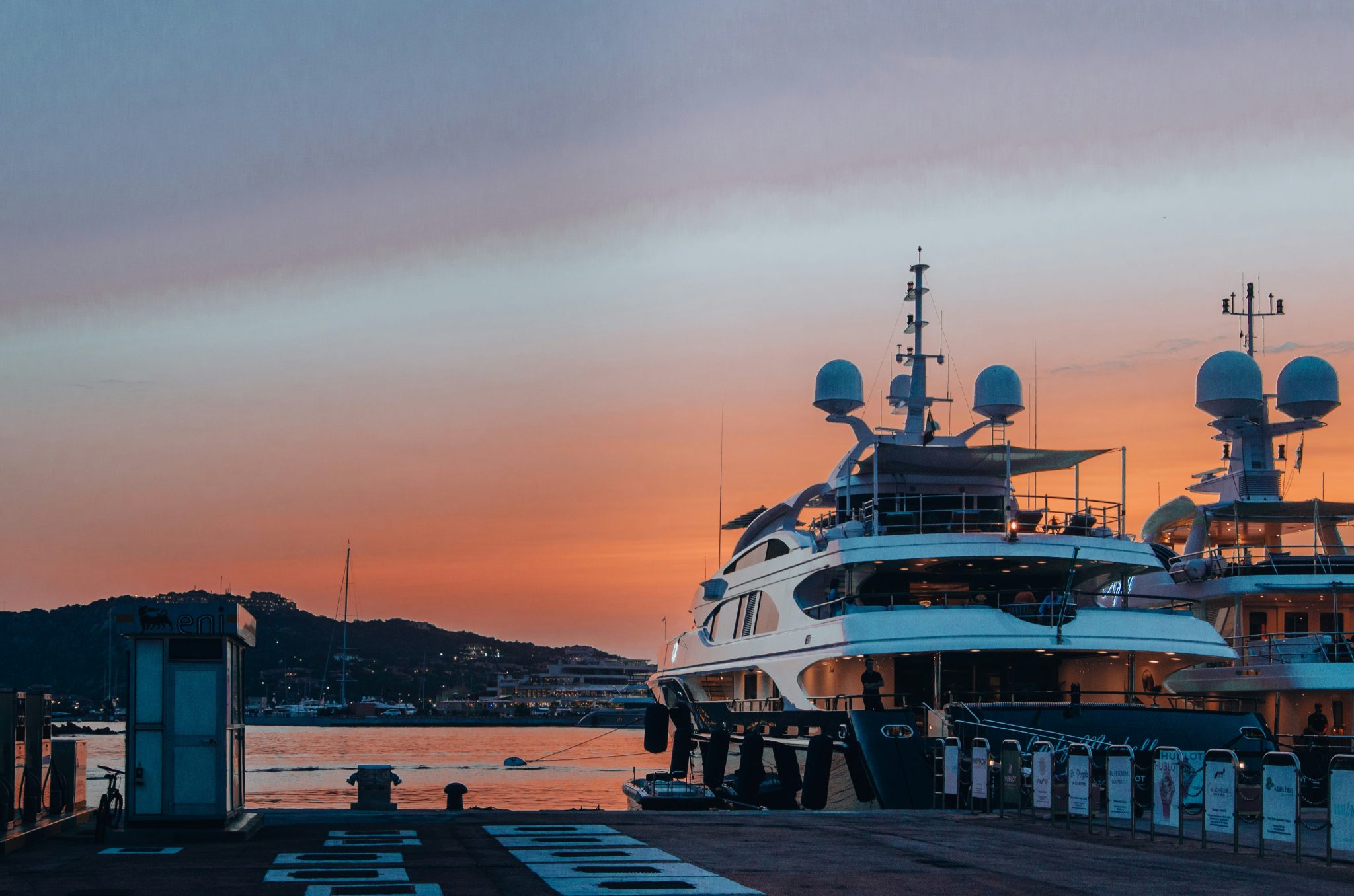 6 Types of Boats You Can Live On: The Ultimate Guide